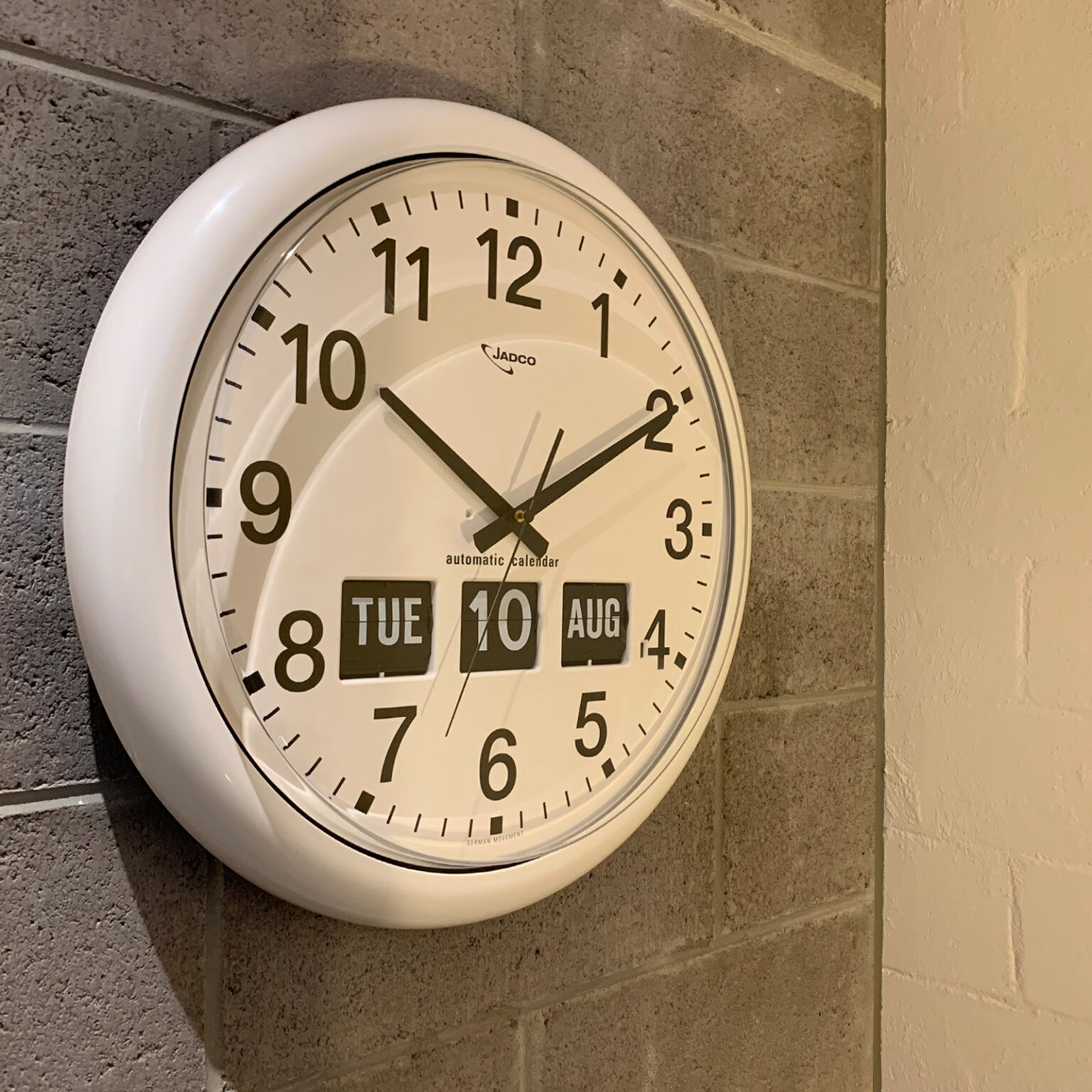 LARGE ANALOGUE CLOCK WITH INSET AUTOMATIC CALENDAR | Jadco Time