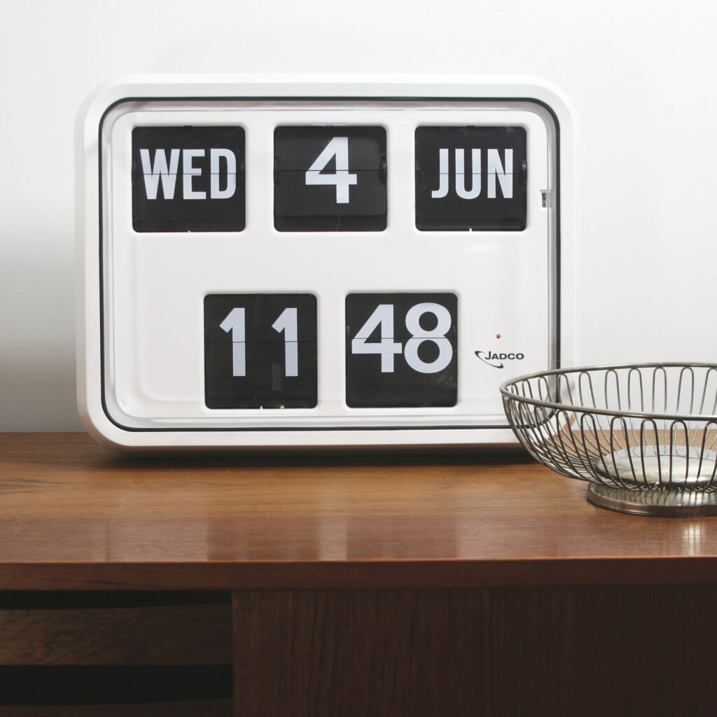 Woodgrain Automatic Calendar Clock – Jadco Time