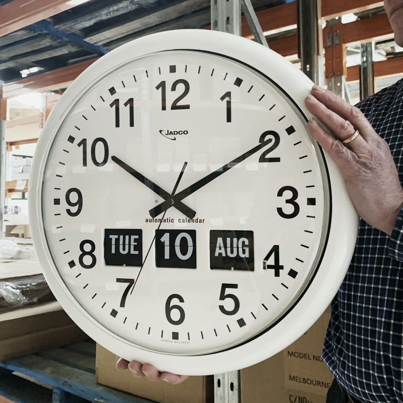 LARGE ANALOGUE CLOCK WITH INSET AUTOMATIC CALENDAR | Jadco Time